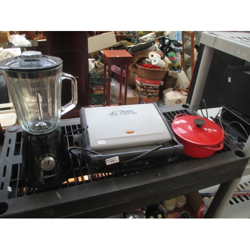 Lot inc George Foreman grill, cast iron lidded pan and blender