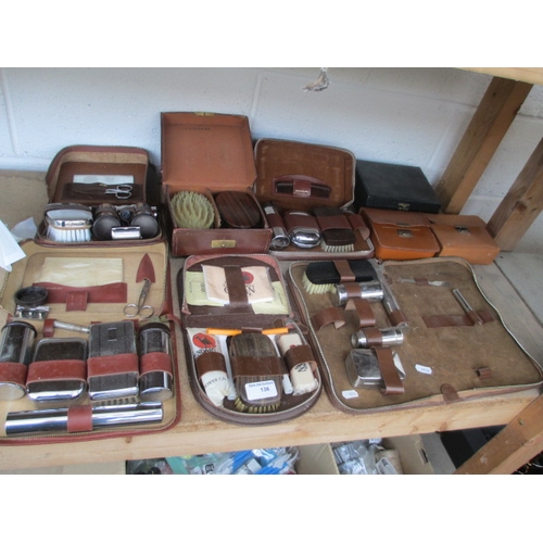 Quantity of gentlemen's travel sets