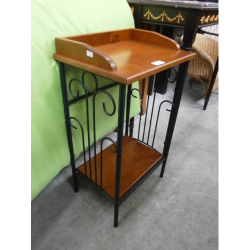 A small metal framed 2 tier lamp table stand