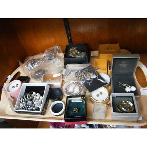 Collection of assorted jewellery