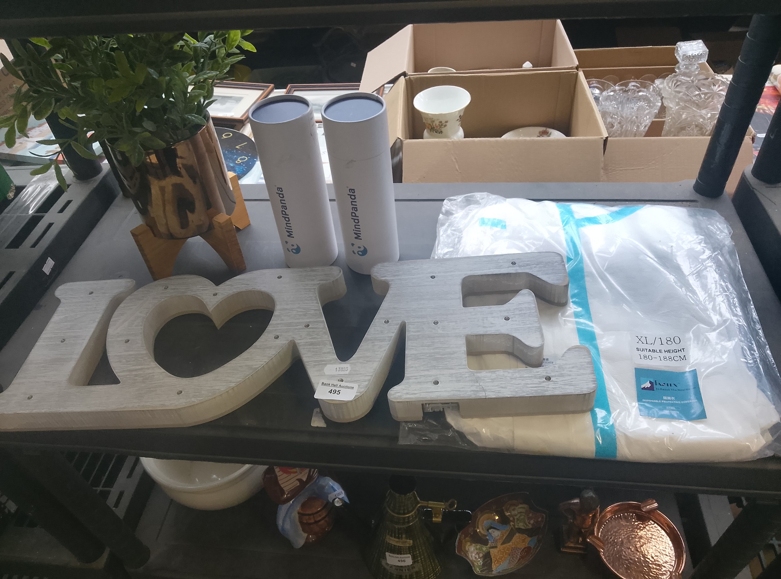 5 x assorted items including a "LOVE" sign, juggling balls and a ...