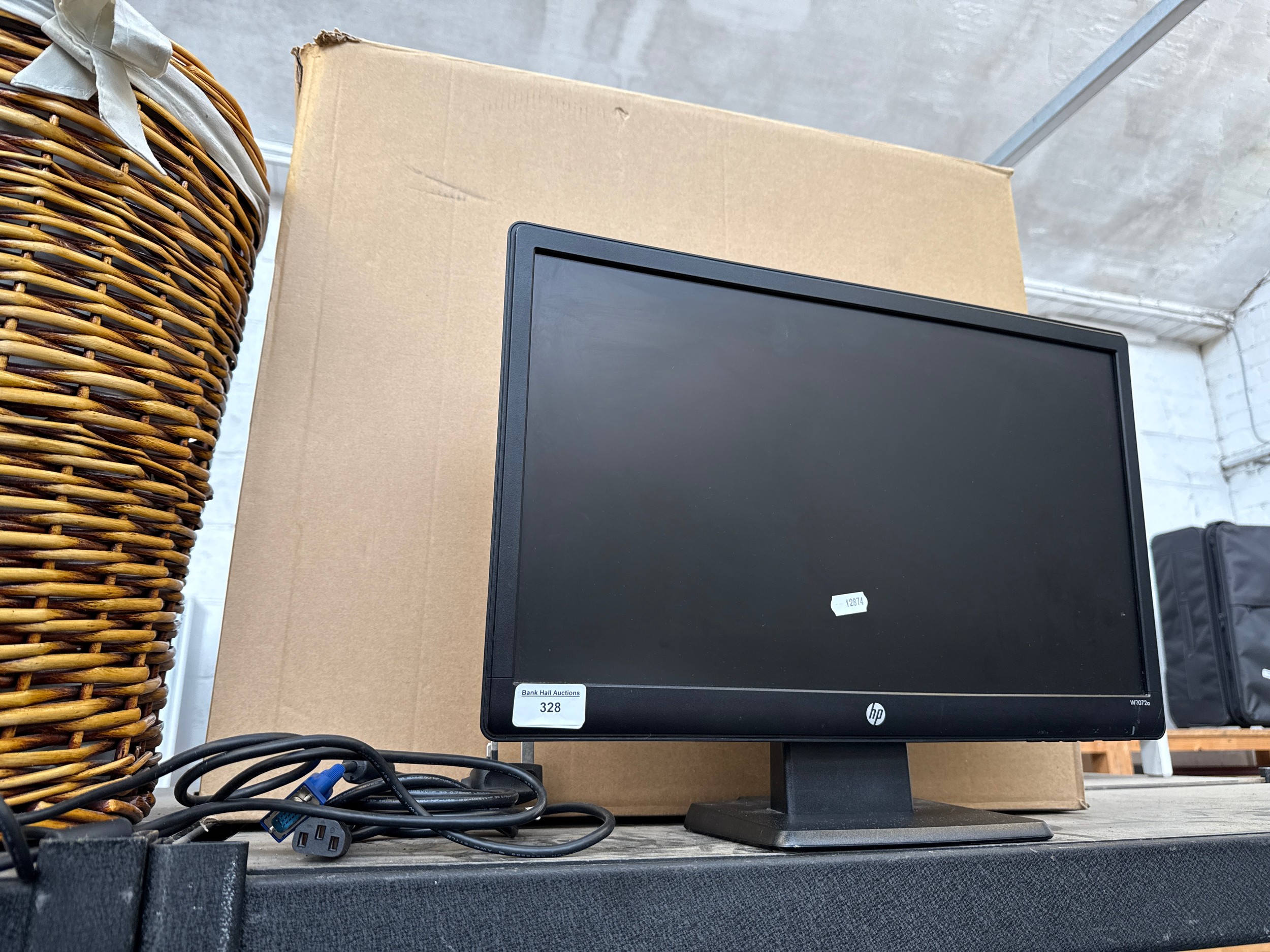 HP 19" computer monitor