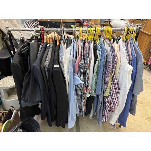 Quantity of men's clothing