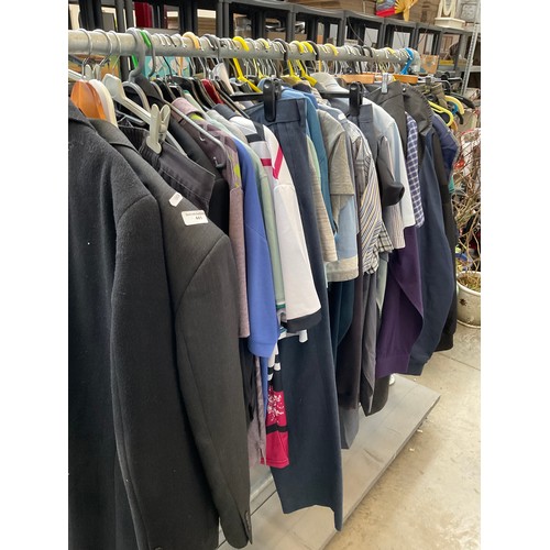 Quantity of men's clothing