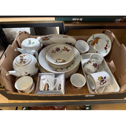 Box of Royal Worcester, Evesham tableware