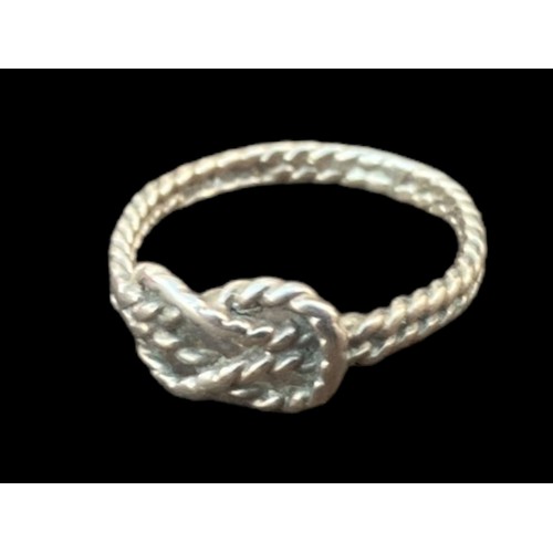 A 9CT ROSE GOLD ROPE DESIGN RING