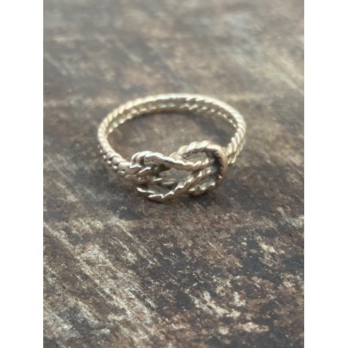 A 9CT ROSE GOLD ROPE DESIGN RING