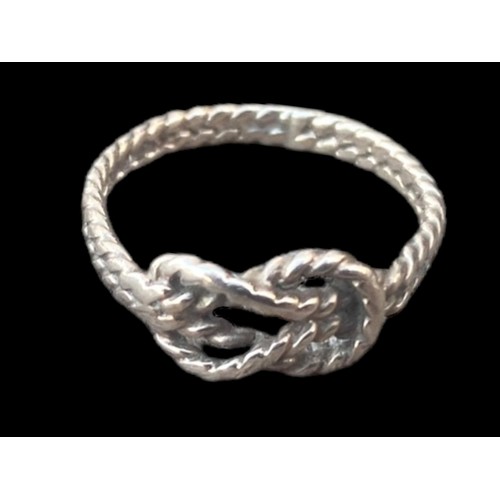 A 9CT ROSE GOLD ROPE DESIGN RING