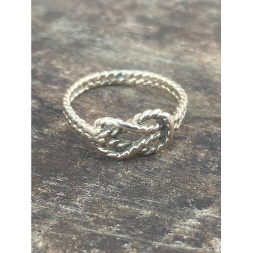 A 9CT ROSE GOLD ROPE DESIGN RING