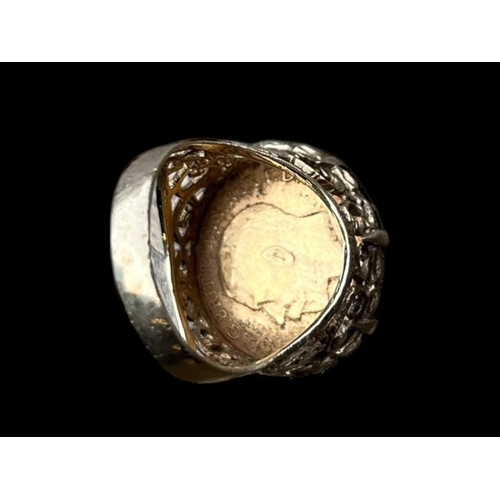1912 HALF SOVEREIGN MOUNT IN AN ORNATE 9ct RING 7.62grm