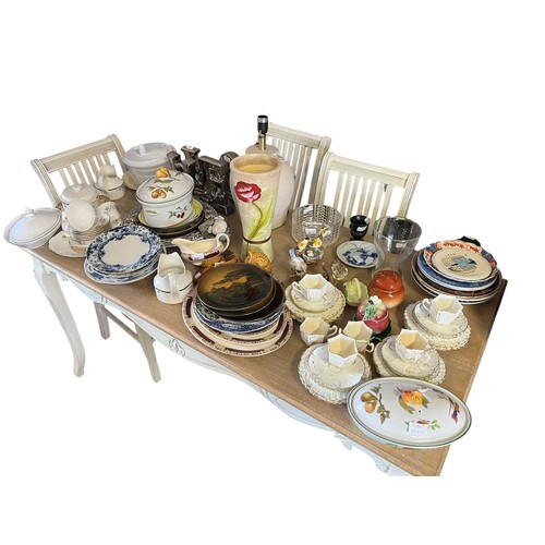 A VERY LARGE MIXED TABLE LOT TO INCLUDE WATERFORD, CARLTONWARE, TEA ...