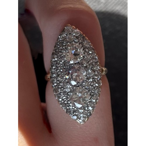A TRULY STUNNING 18CT SHEILD SHAPED DIAMOND RING OF EXCEPTIONAL QULAITY