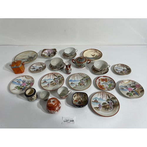A quantity of Oriental inspired collectable china items