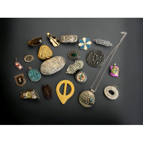 A JOB LOT OF VINTAGE JEWELLERY. INCLUDING BROOCHES & PENDANTS.