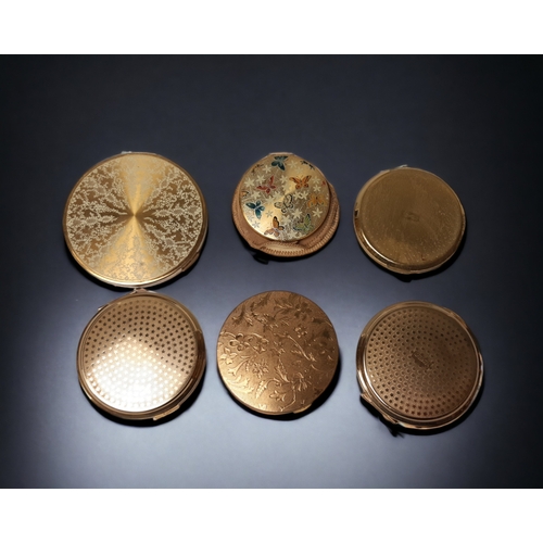 A COLLECTION OF SIX VINTAGE LADIES COMPACTS. INCLUDING STRATTON, MASCOT ...