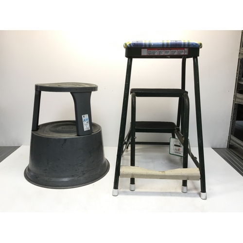 Step stool and a safety step stool