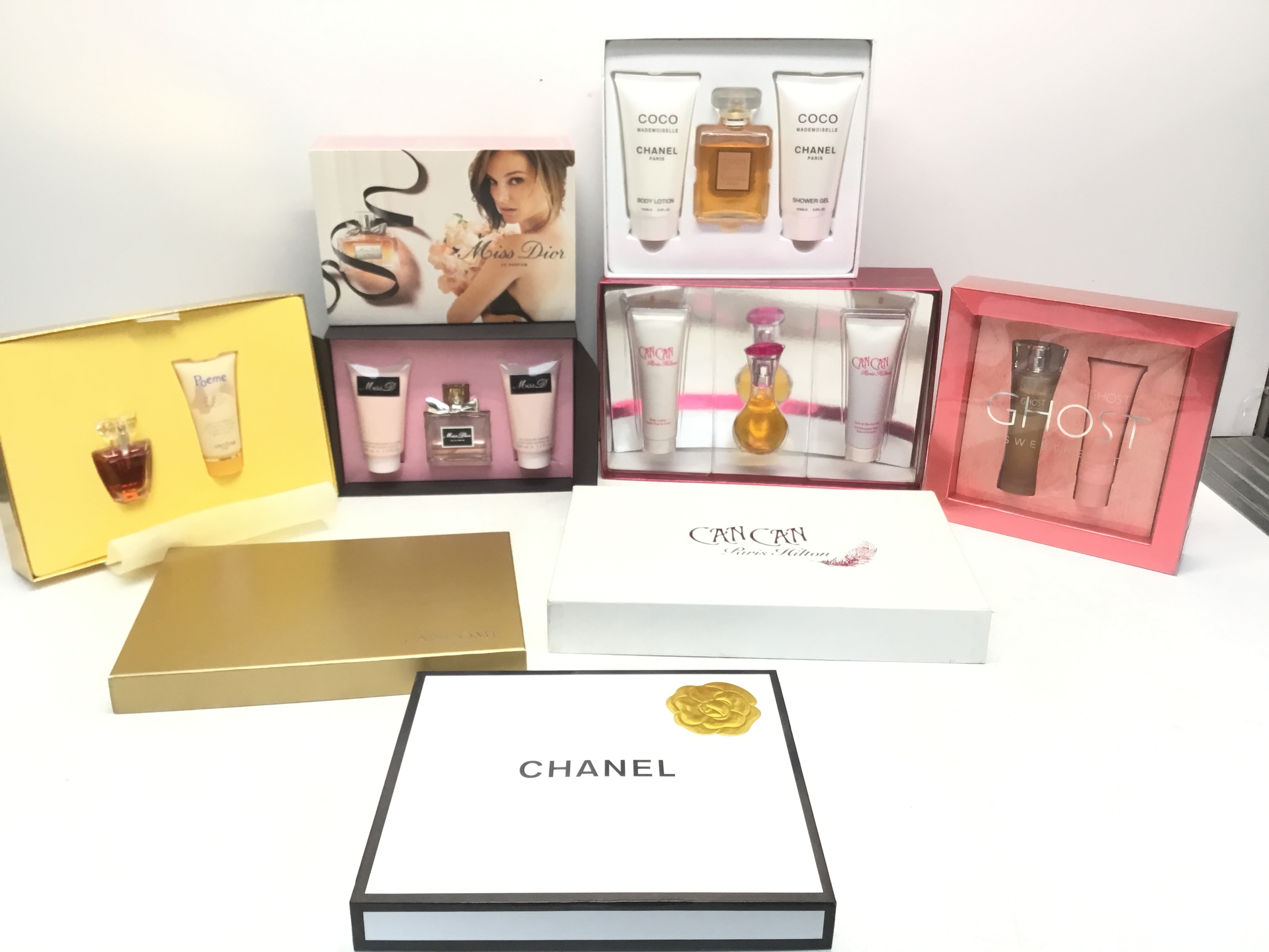A collection of Ladies perfume sets including Paris Hilton, Miss Dior ...