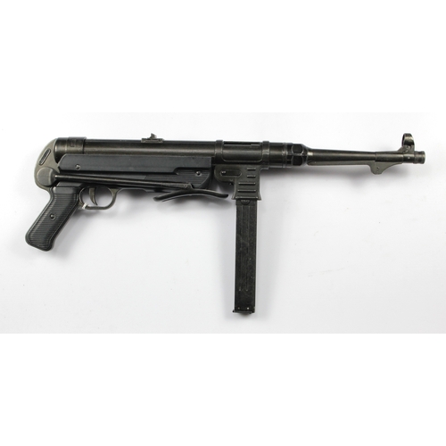 German WW2 MP 40 submachine gun Denix copy with three mags. Cocks and ...