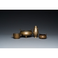 Three Chinese bronze censers and a silver-inlaid bronze vase, QingL.: 11 cm - H.: 7,5 cm (the larges