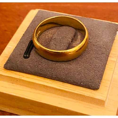 Heavy 22 CT Gold Ring , Ring Size V, Gross Weight 9.89 grams