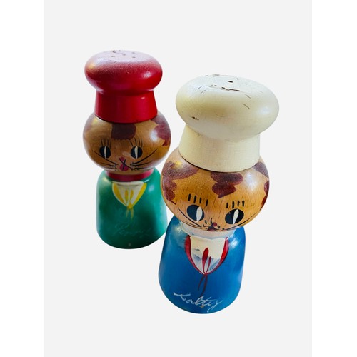 Wooden cooking pots, pigs, cat chefs