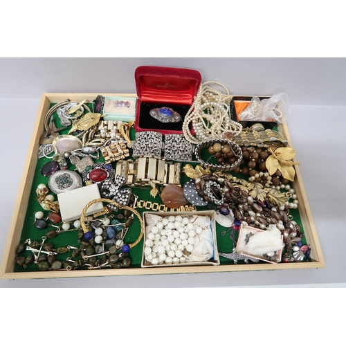 A selection of costume jewellery, items include brooches, bracelets and ...