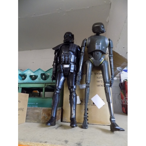 2 Large Star Wars Figures