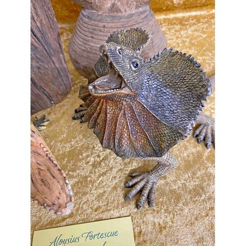 Mixed lot comprising, lizards etc