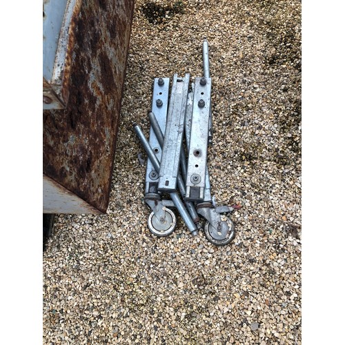 A pair of adjustable wheels