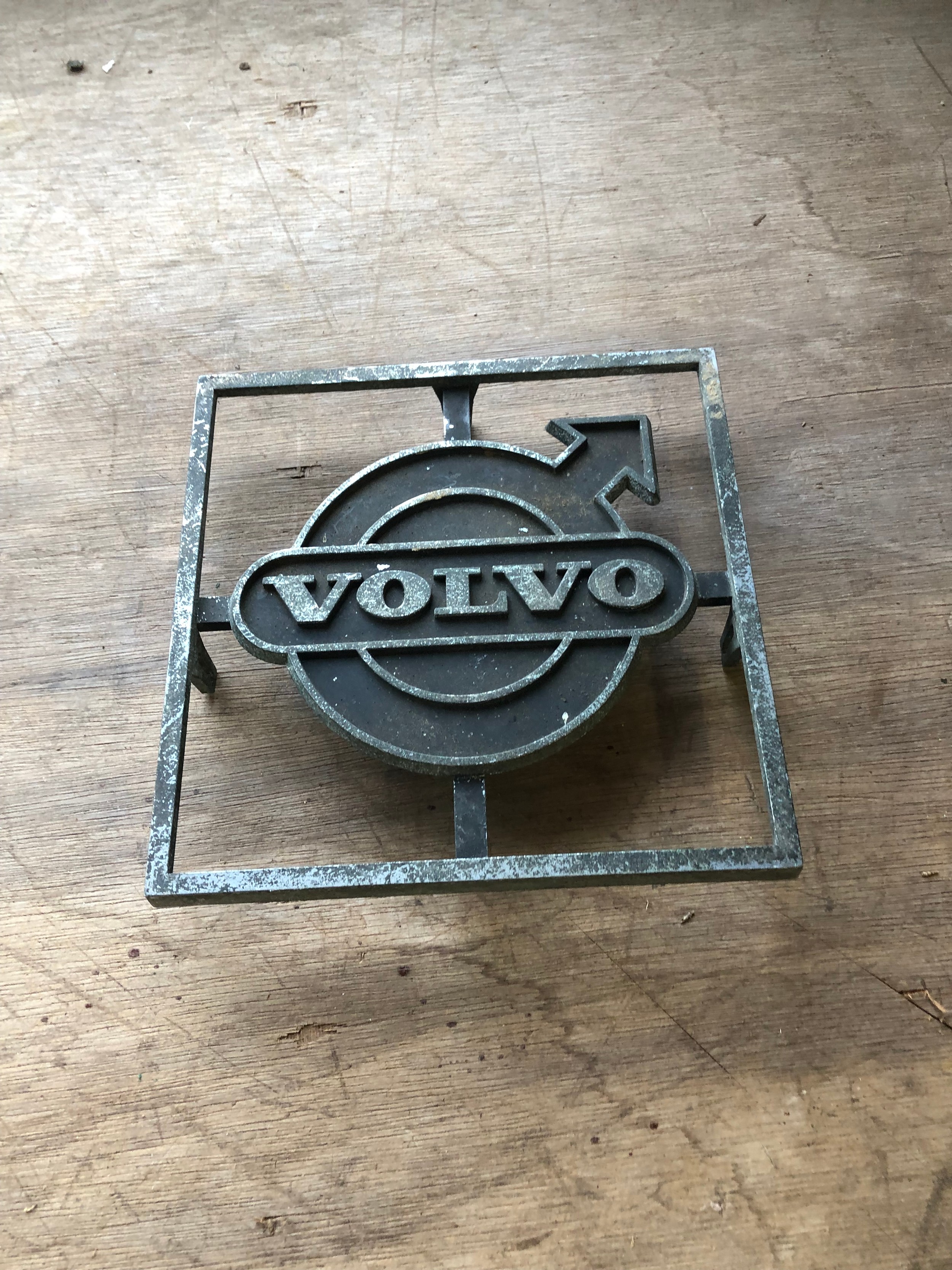 A moulded plastic "Volvo" badge