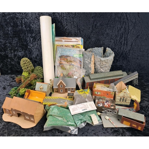 Model railway box of 00 gauge buildings, tunnel and other accessories ...