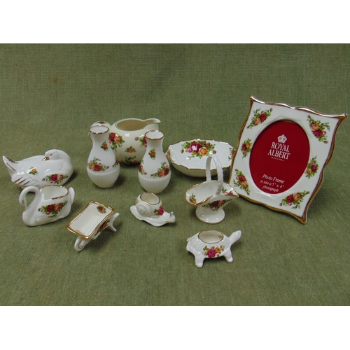 Small quantity of Royal Albert old country roses pattern china.