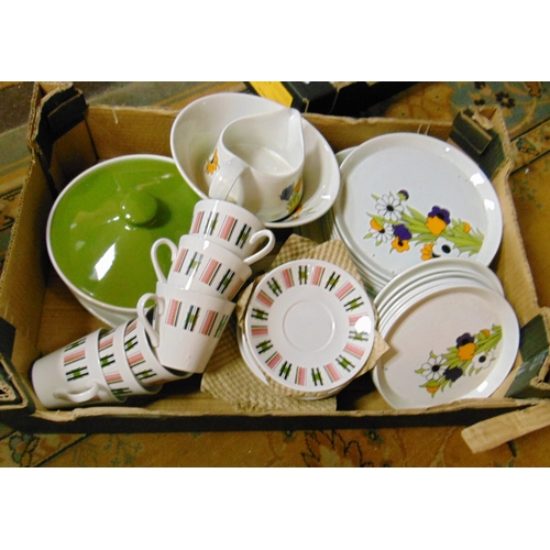 Retro dinner service and a tea set.