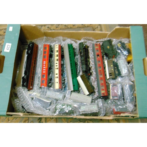 Quantity of collectable model railway carriages, etc.