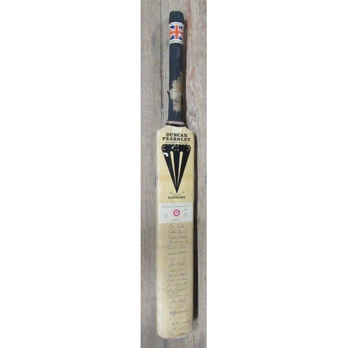 A Duncan Fearnley cricket bat, with signatures for Worcestershire ...