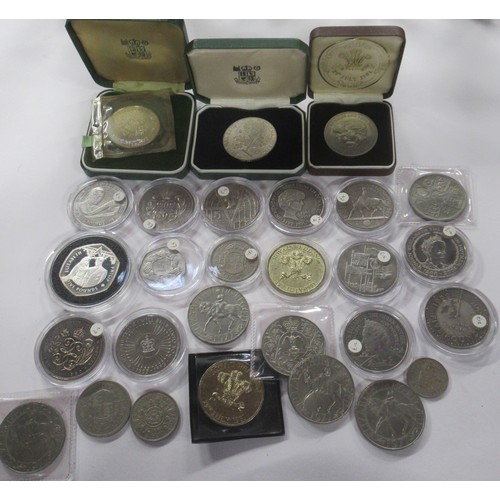 A collection of Queen Elizabeth II coins, to include commemorative 1977 ...