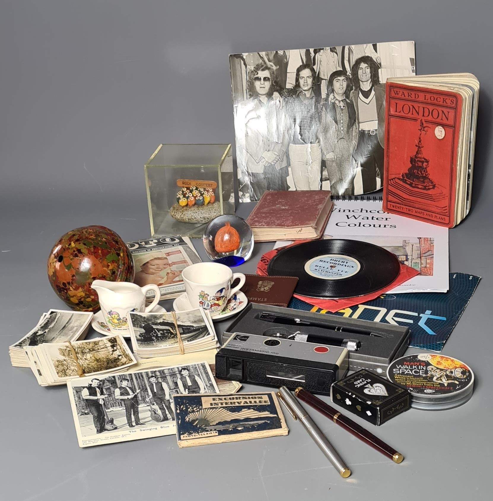 Good lot of vintage collectables. Collection in person / your own courier.