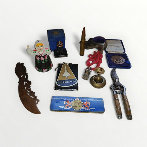 Assortment of vintage collectable items. Shipping group (A).