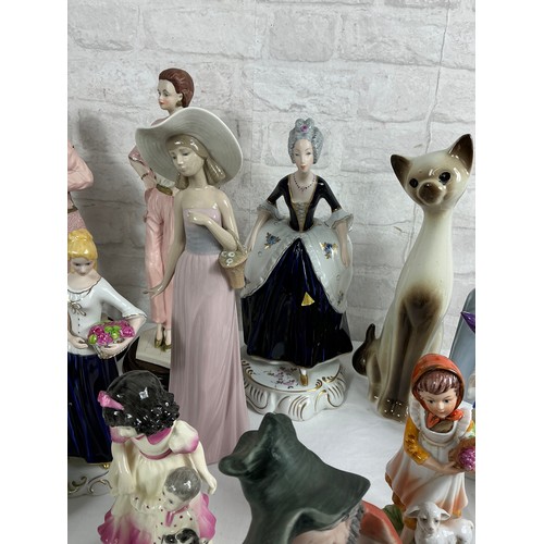 Large Collection of Figurines inc Royal Doulton - 20 porcelain ...
