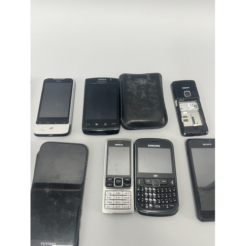 Collection of mobile phones. A Samsung S3350 (also known as Samsung ...
