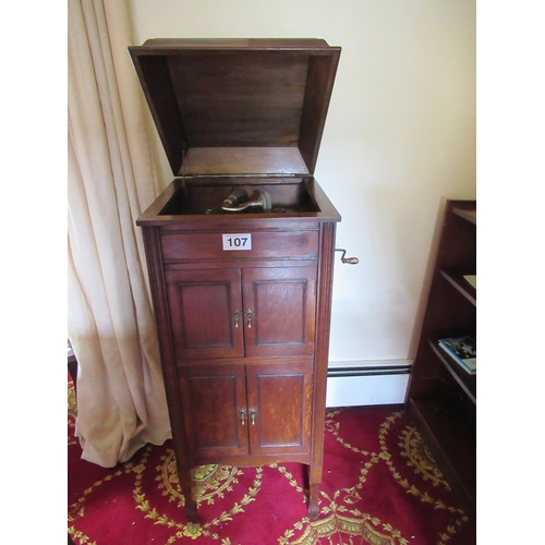 Victorian oak Gramophone working perfect. H: 110cm, W:46cm, D:49cm.