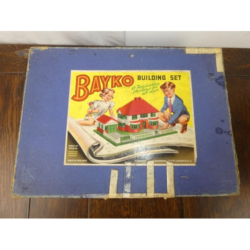 A vintage boxed Bayko building set to include instruction booklet.