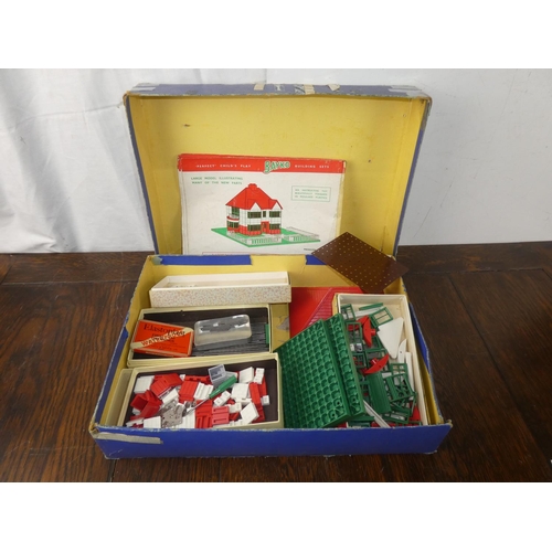 A vintage boxed Bayko building set to include instruction booklet.