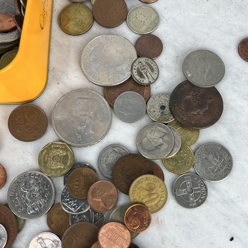 A quantity of mixed world coins, base metal issues in copper, nickel ...