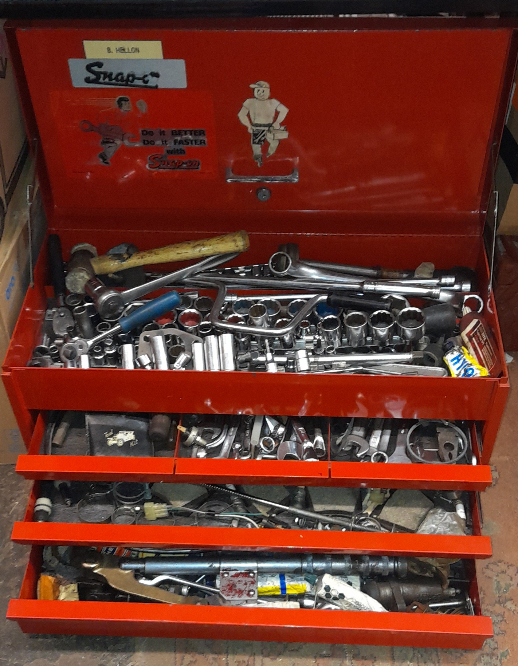 SNAP ON DESK TOP TOOL CHEST CONTAINING SNAP ON AND OTHER TOOLS