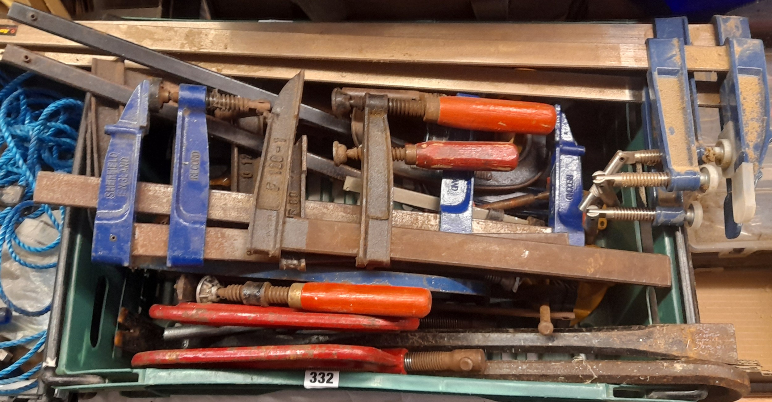 CRATE OF VARIOUS SIZE G CLAMPS, ADJUSTABLE SASH CLAMPS AND CROW BARS