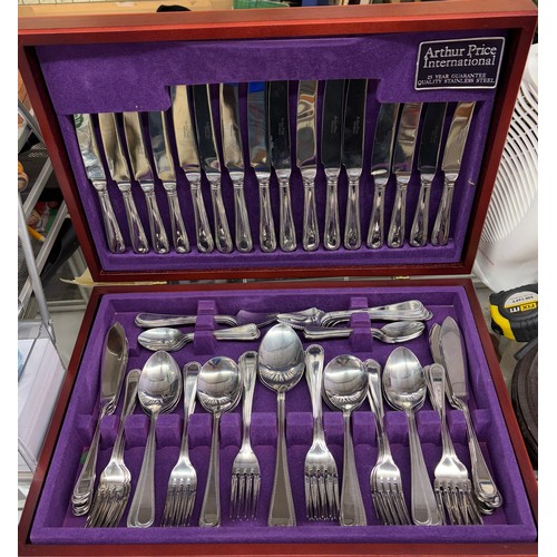 CANTEEN BOX OF ARTHUR PRICE SILVER PLATED CUTLERY