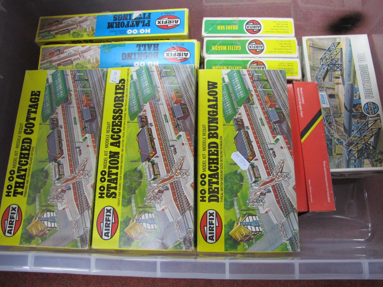 Sixteen 'OO' Gauge/4mm Airfix Boxed Trackside Layout Kits, figures ...