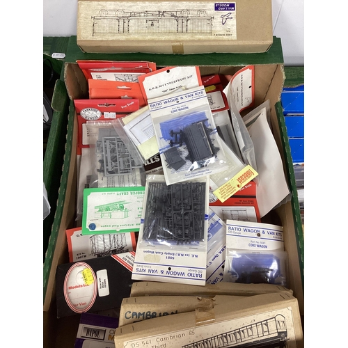 A Quantity of OO Gauge Model Railway Kits, by Ratio / Parkside, and ...