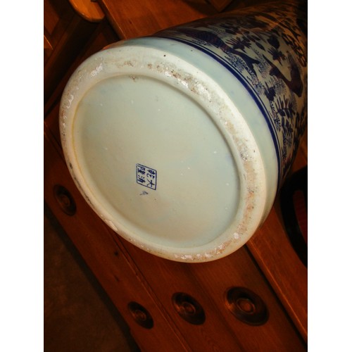 Chinese Blue and White Porcelain Stick Stand with 2 Umbrellas and ...